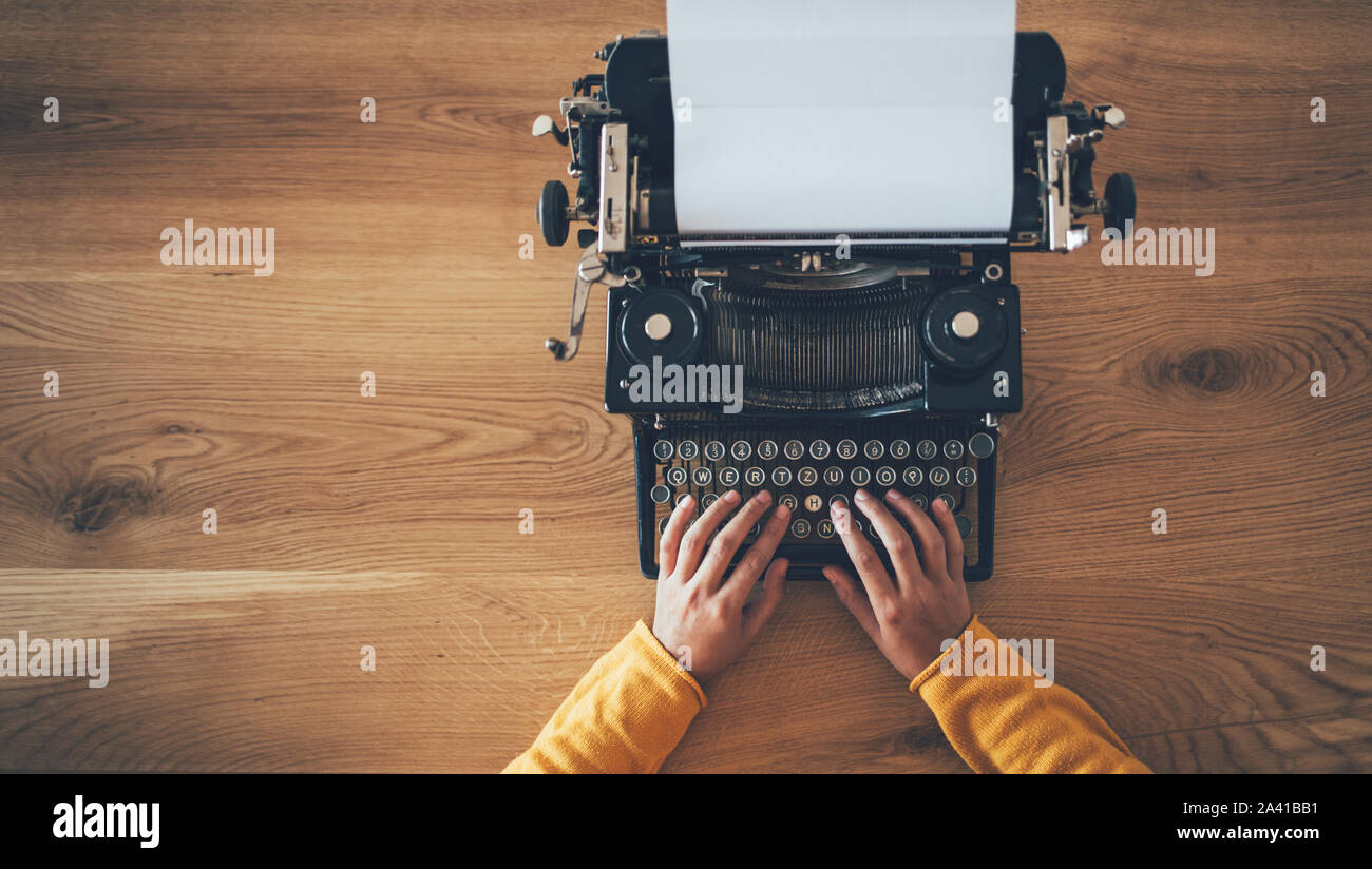 Typing on the vintage typewriter Stock Photo - Alamy
