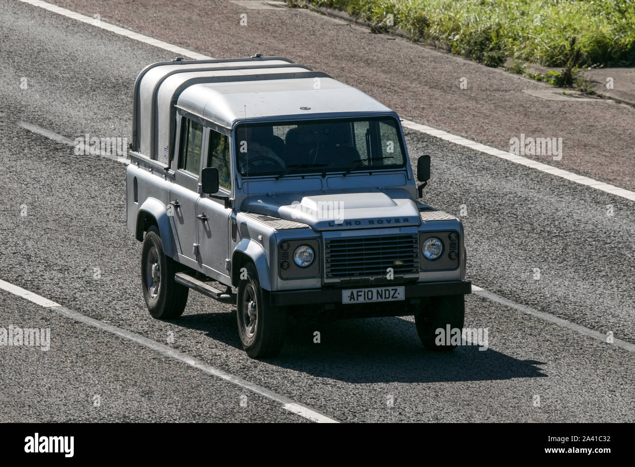 Defender 110 xs dc lwb hi-res stock photography and images - Alamy
