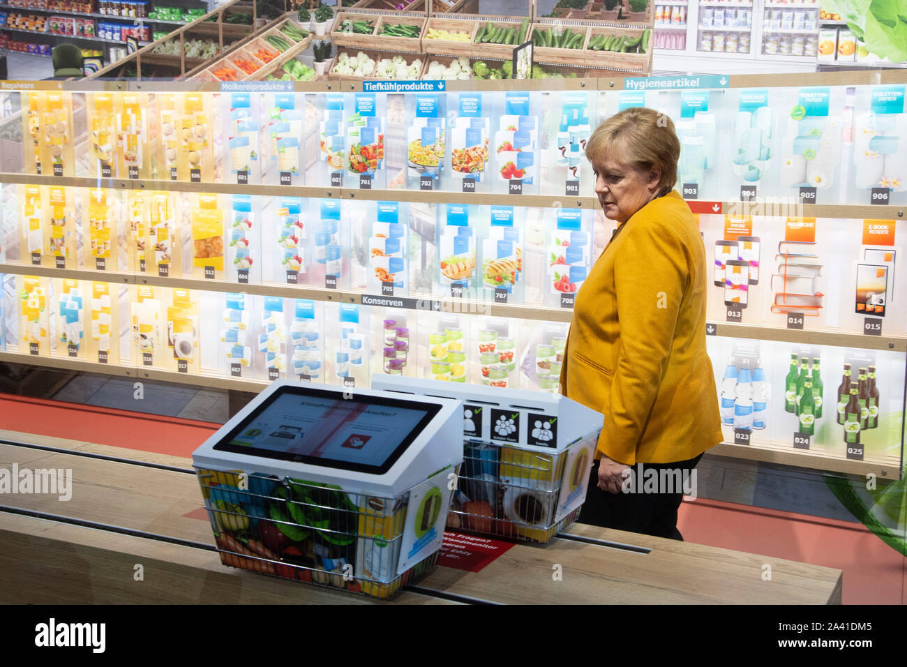 Federal Chancellor Angela MERKEL, CDU, visits a climate supermarket ...