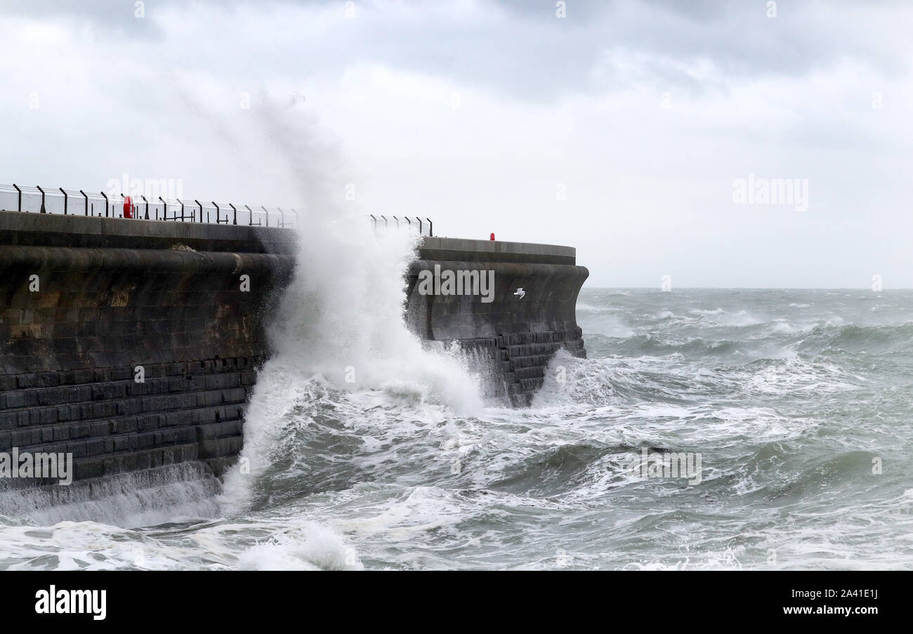 Dover harbour waves hi-res stock photography and images - Alamy