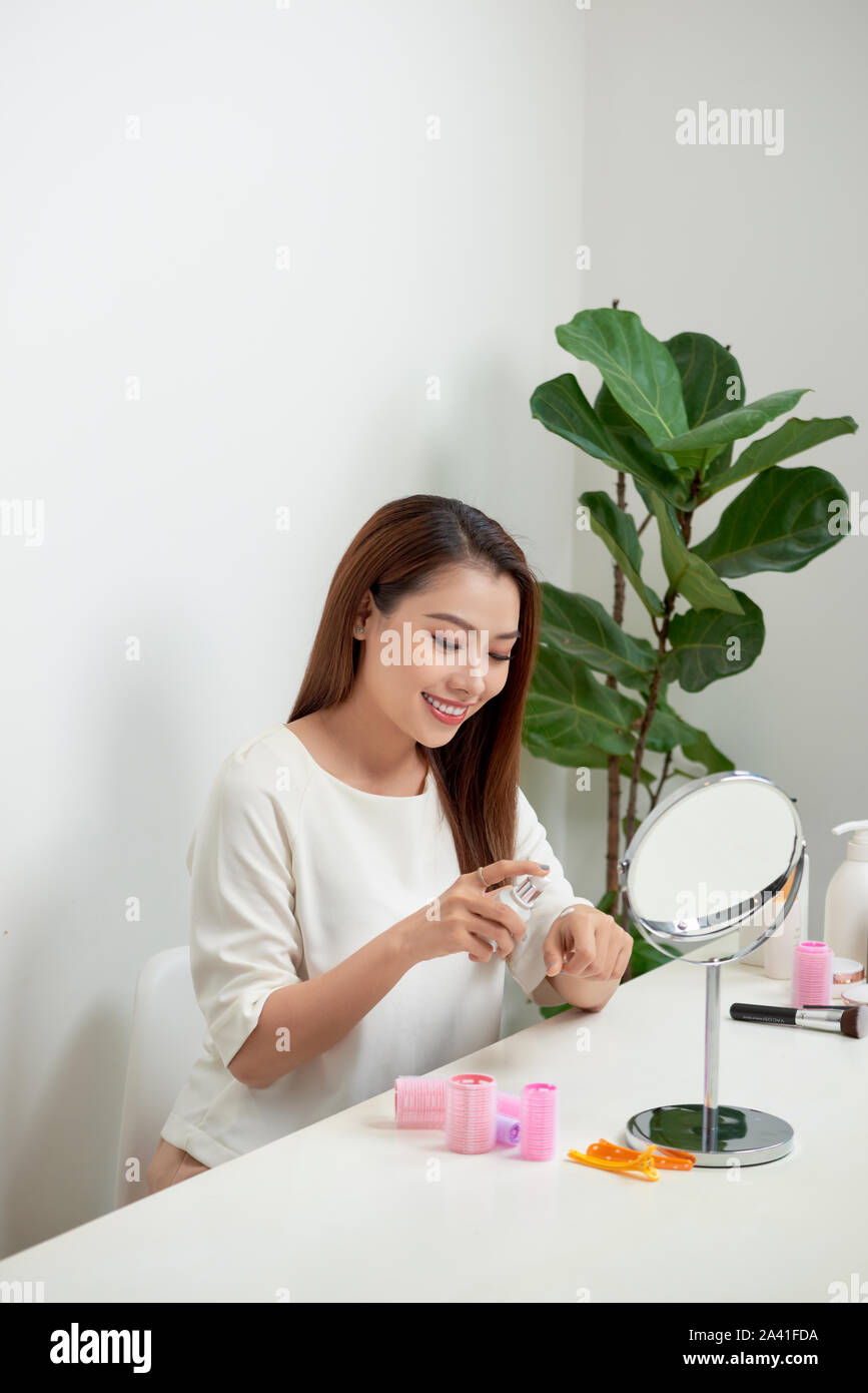 Woman putting lotion on body hi-res stock photography and images - Alamy