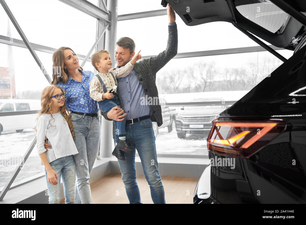 Black family car hi-res stock photography and images - Alamy