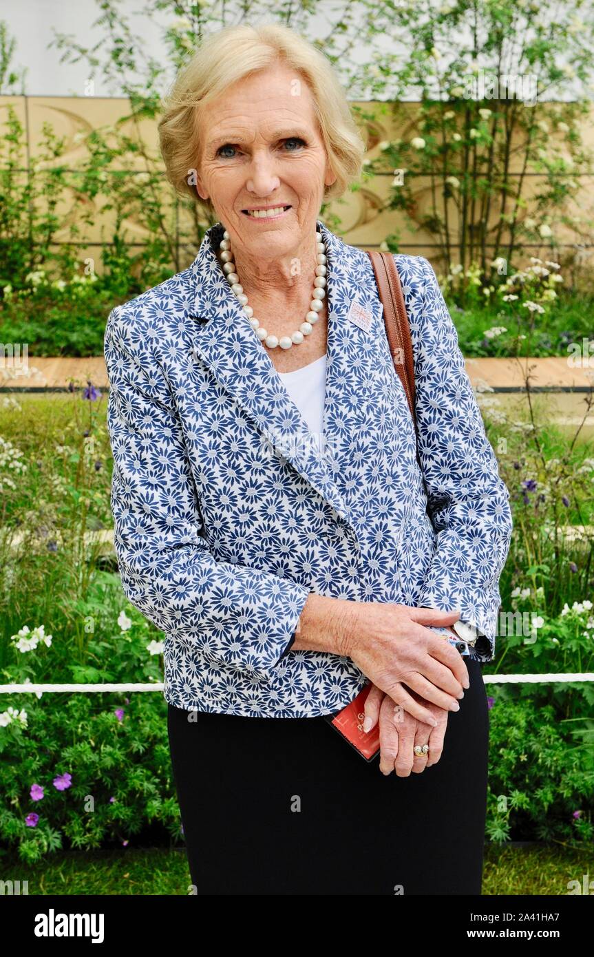 Mary Berry At The Chelsea Flower Show High Resolution Stock Photography ...