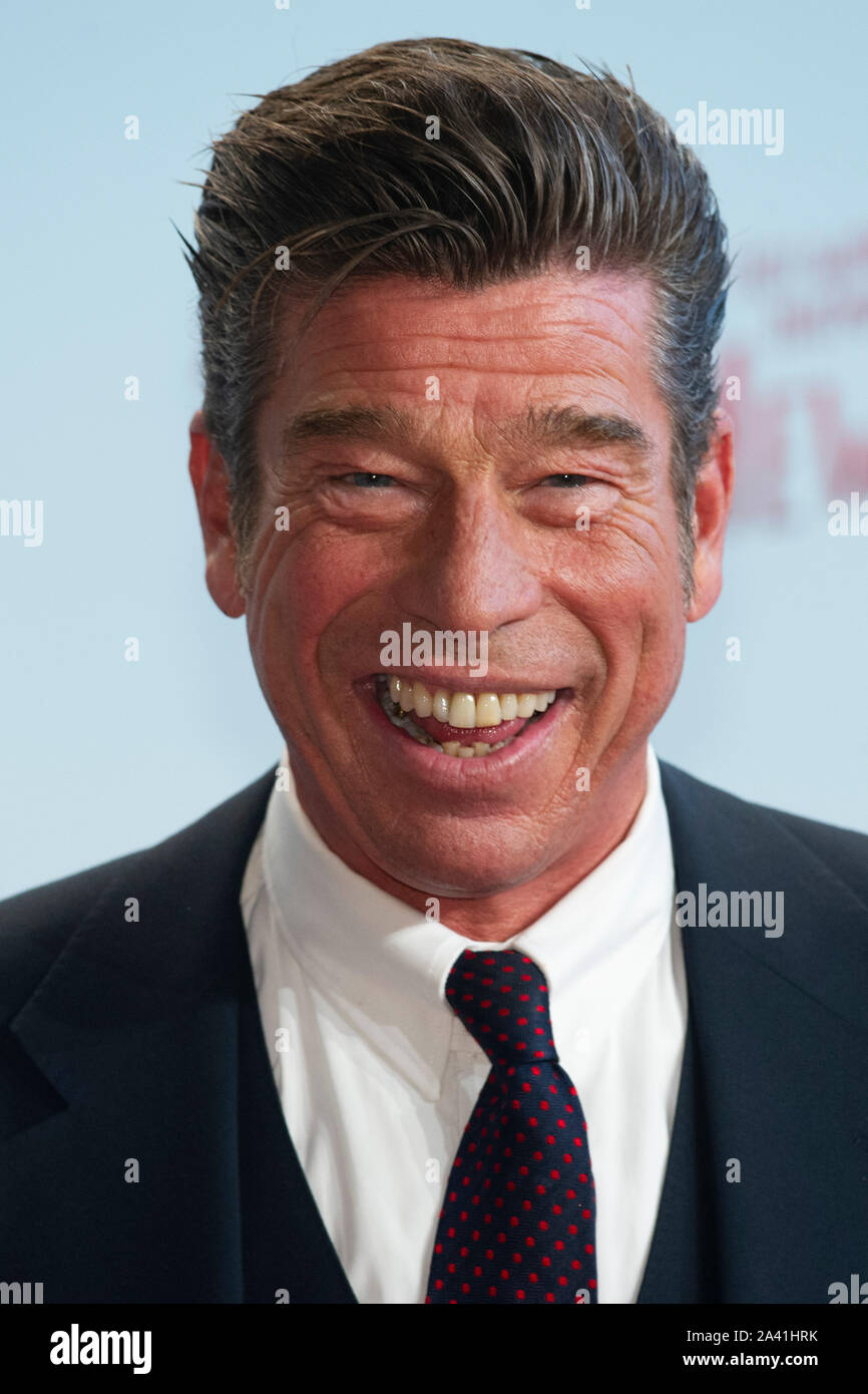 Cologne, Deutschland. 09th Oct, 2019. Mat SCHUH, actor, red carpet, red ...