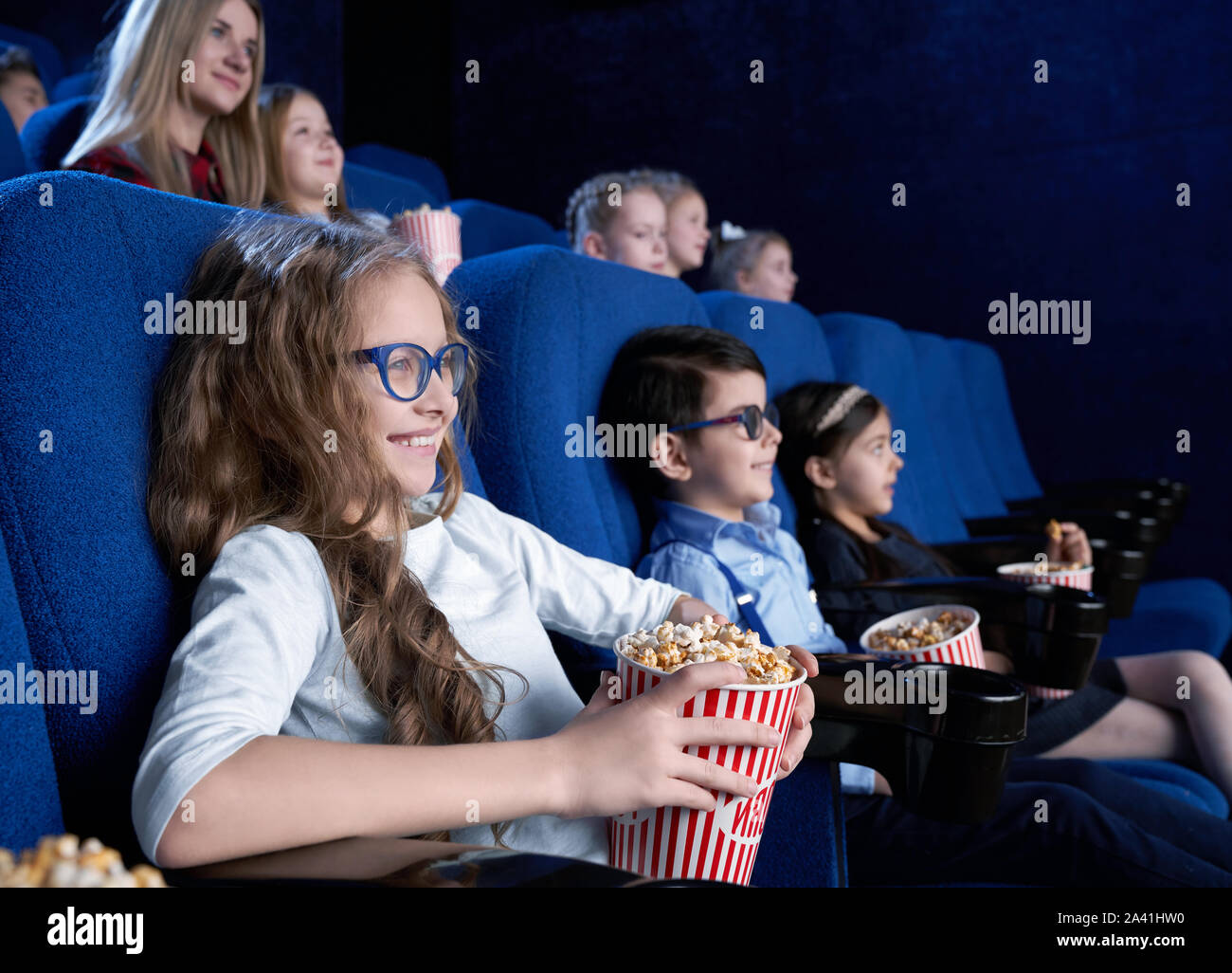Laughing audience children hi-res stock photography and images - Alamy