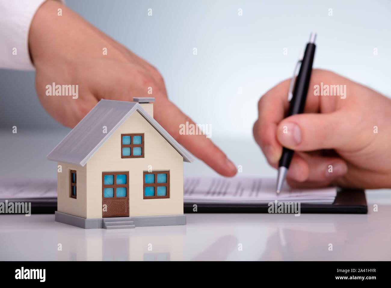 For rent sign front house hi-res stock photography and images - Alamy