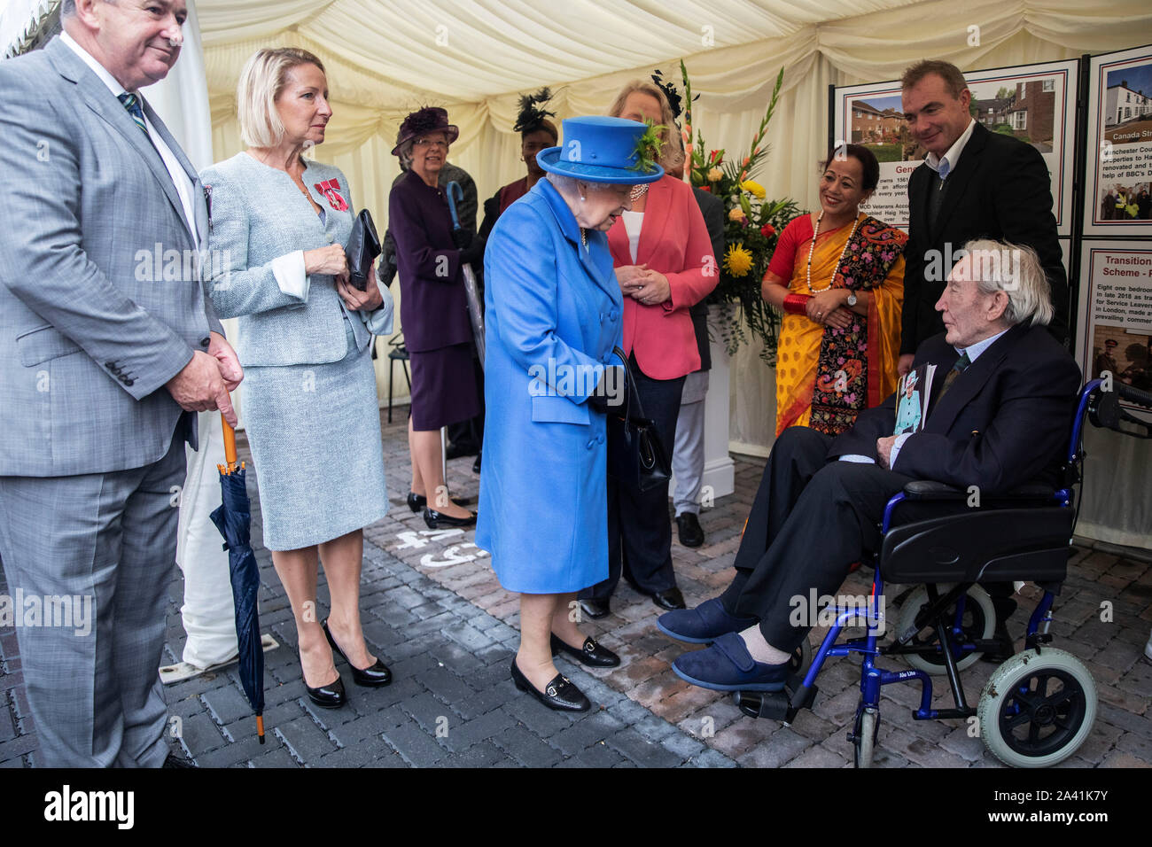 Queen Elizabeth II meets with 100-year-old Dambuster veteran Ken Souter ...