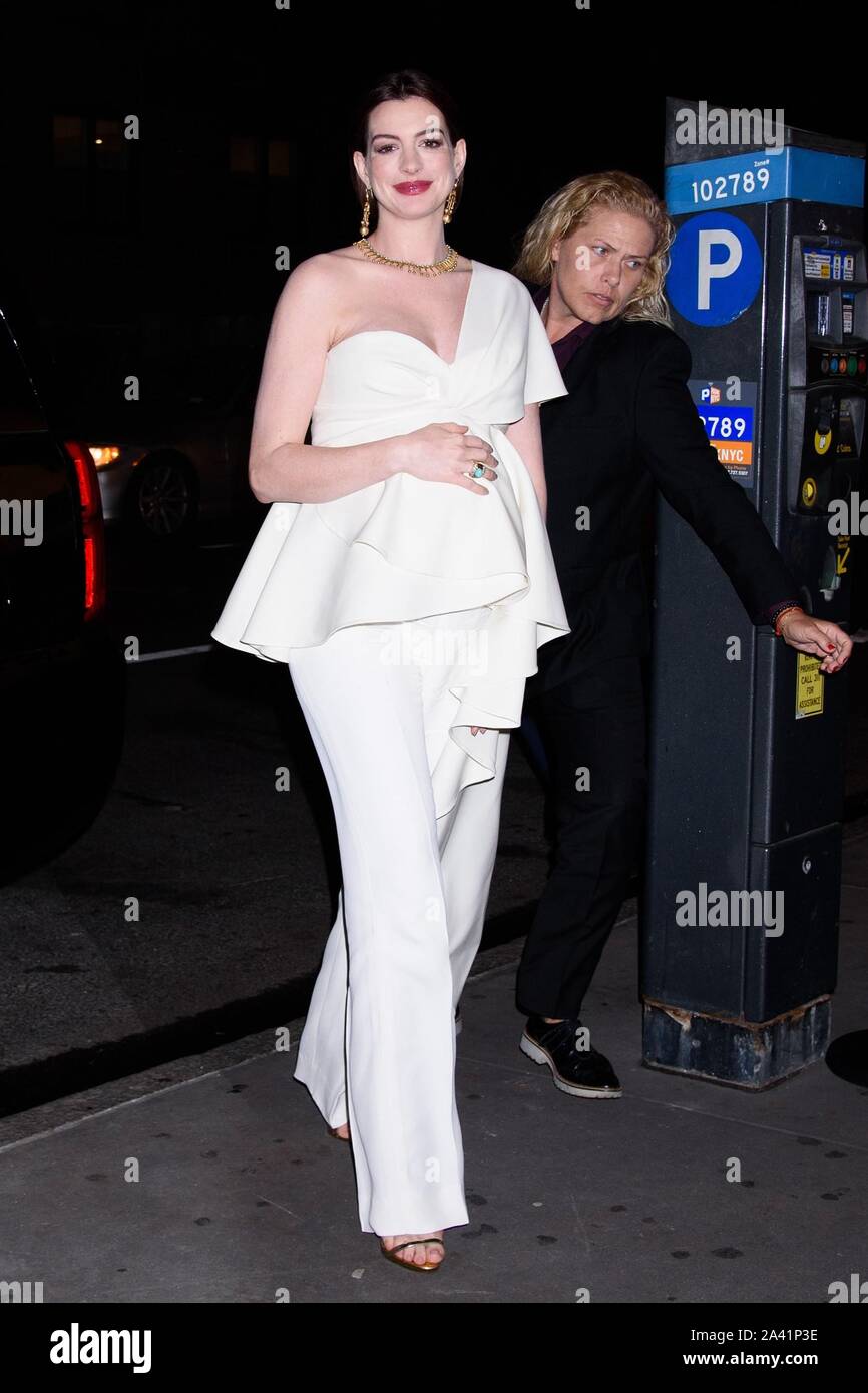 Modern love anne hathaway hi-res stock photography and images - Alamy