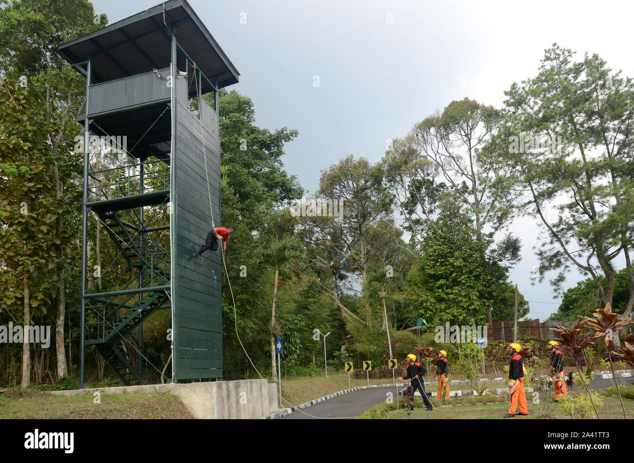 Rope rescue hi-res stock photography and images - Alamy