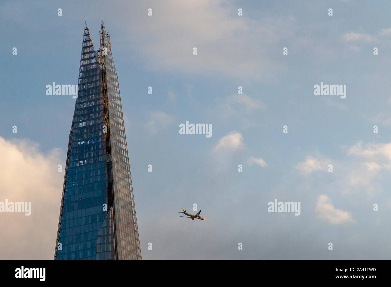 London bridge aerial view plane hi-res stock photography and images - Alamy