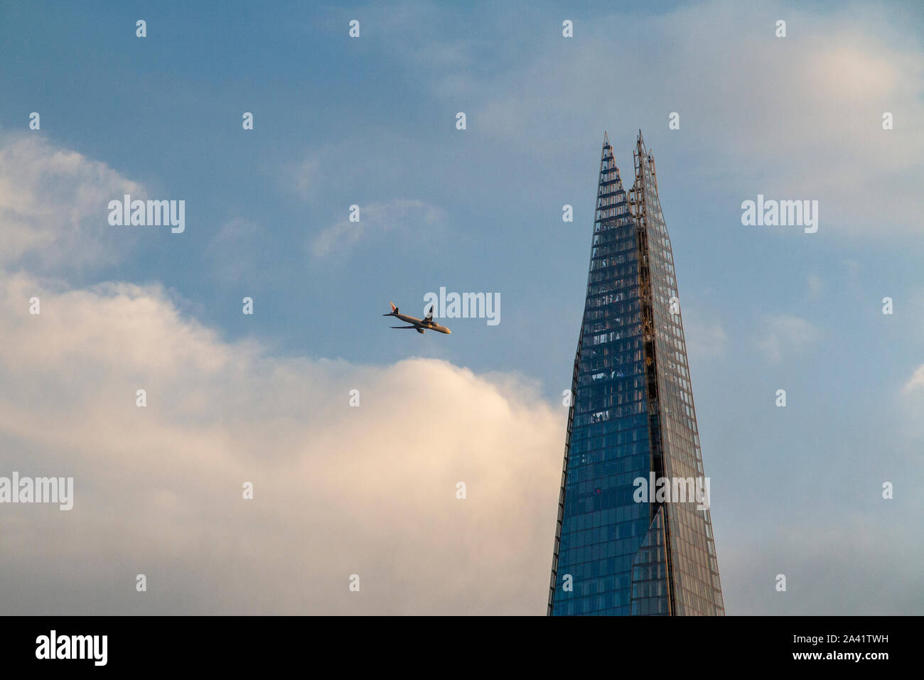 London bridge aerial view plane hi-res stock photography and images - Alamy