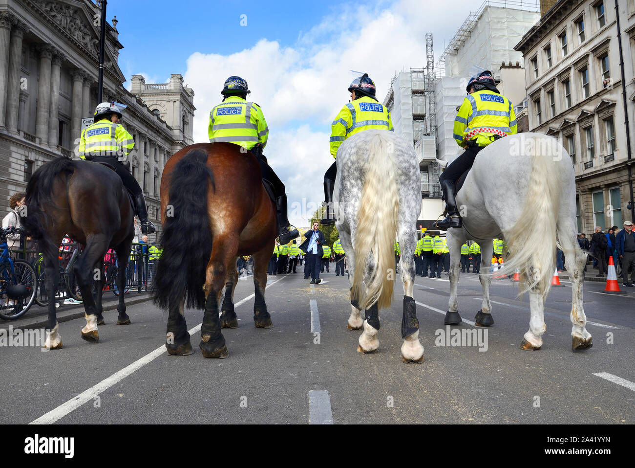Metropolitan mounted police officers london hi-res stock photography ...