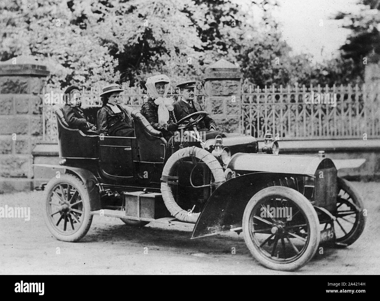 Edwardian lady motor car hi-res stock photography and images - Alamy