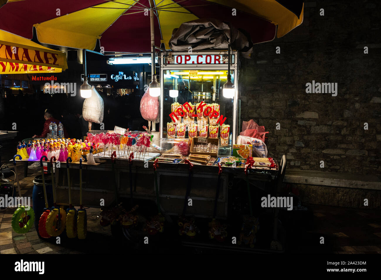 Vendor popcorn hi-res stock photography and images - Alamy