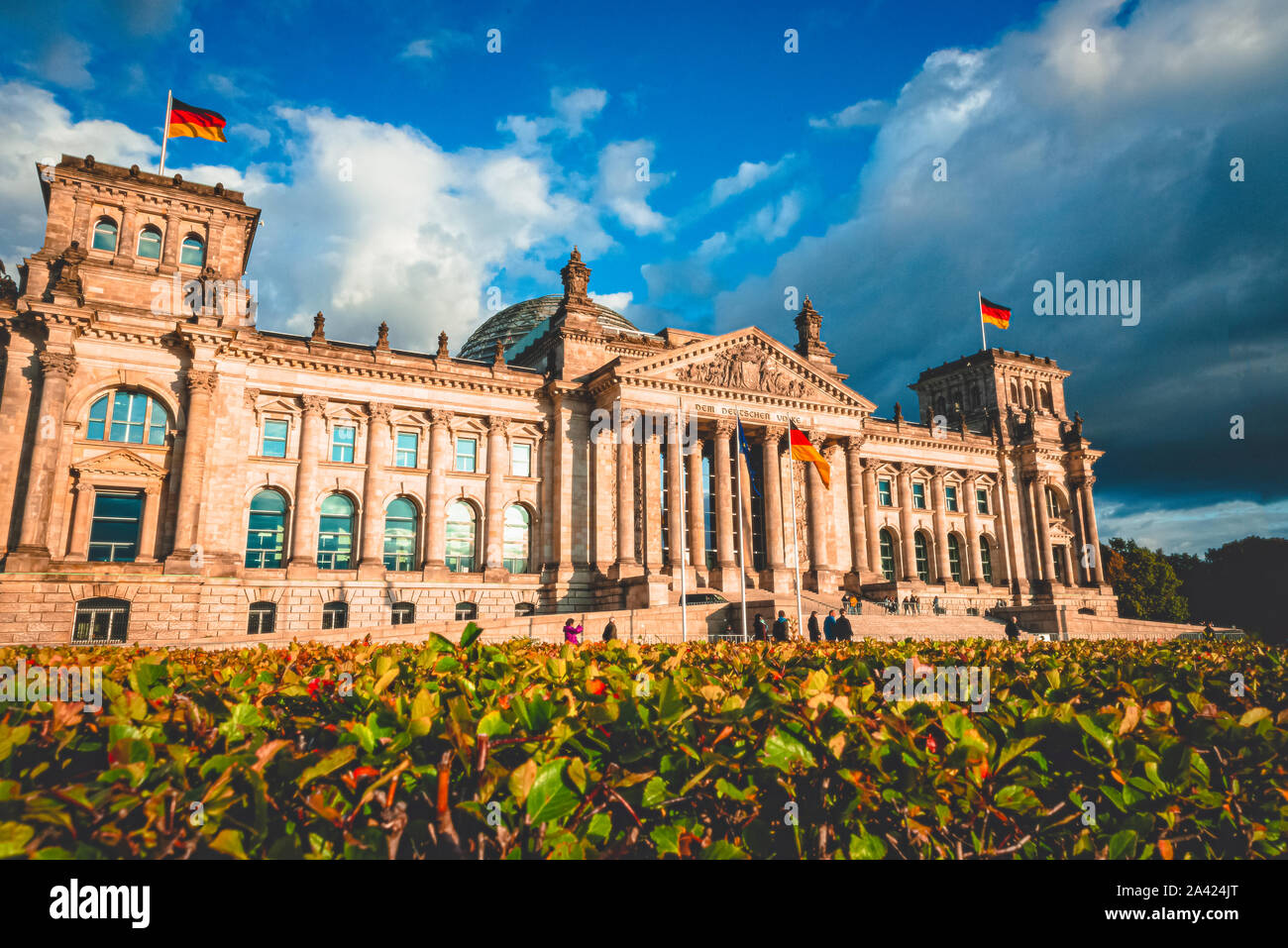 Center deutscher reichstag hi-res stock photography and images - Alamy