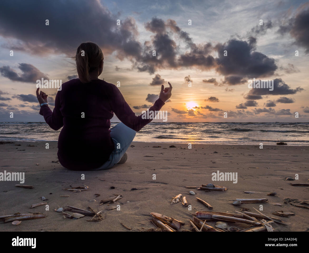 Meditation outdoor ocean hi-res stock photography and images - Alamy