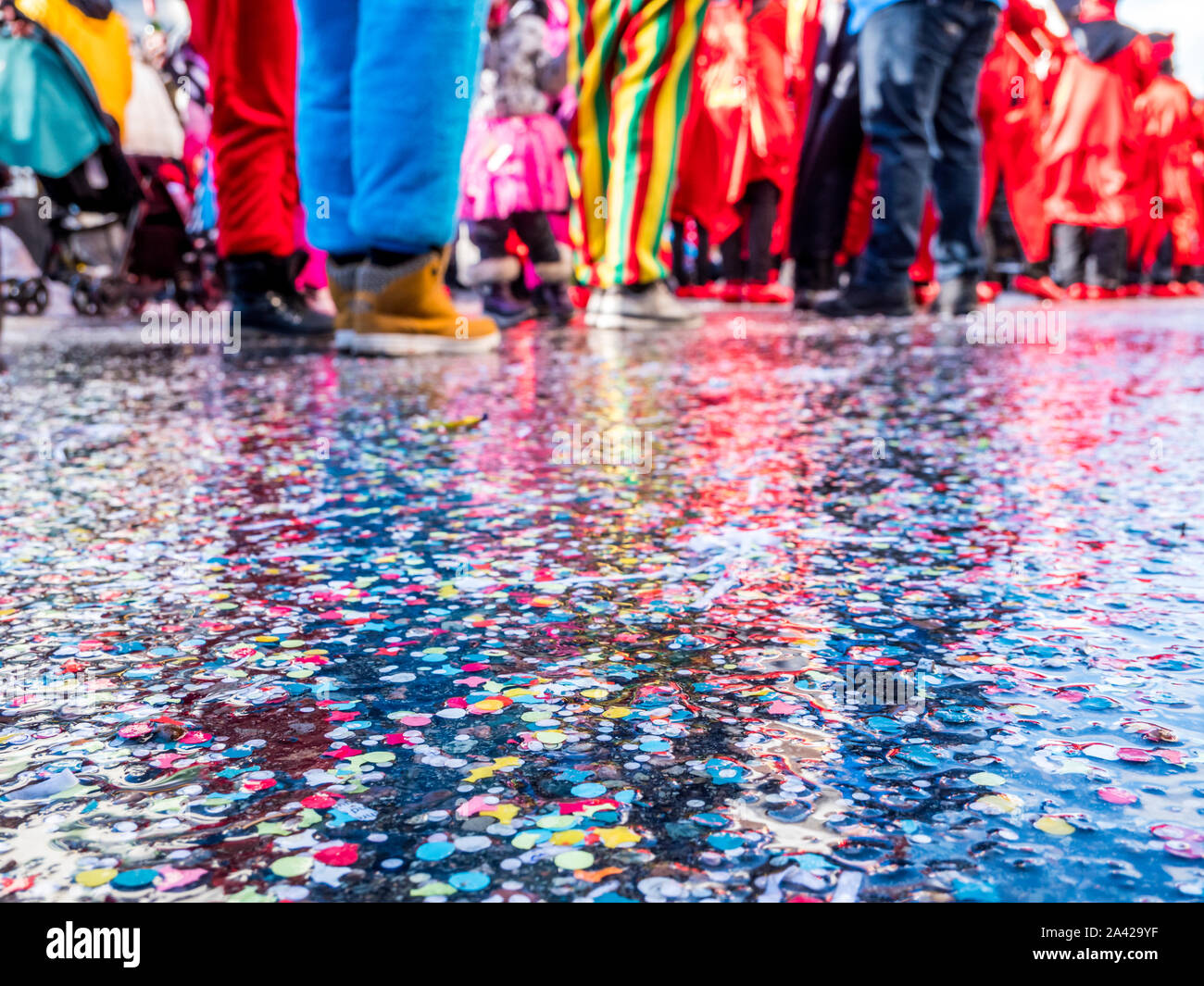 Costumes confetti parade traditional carnival hi-res stock photography ...