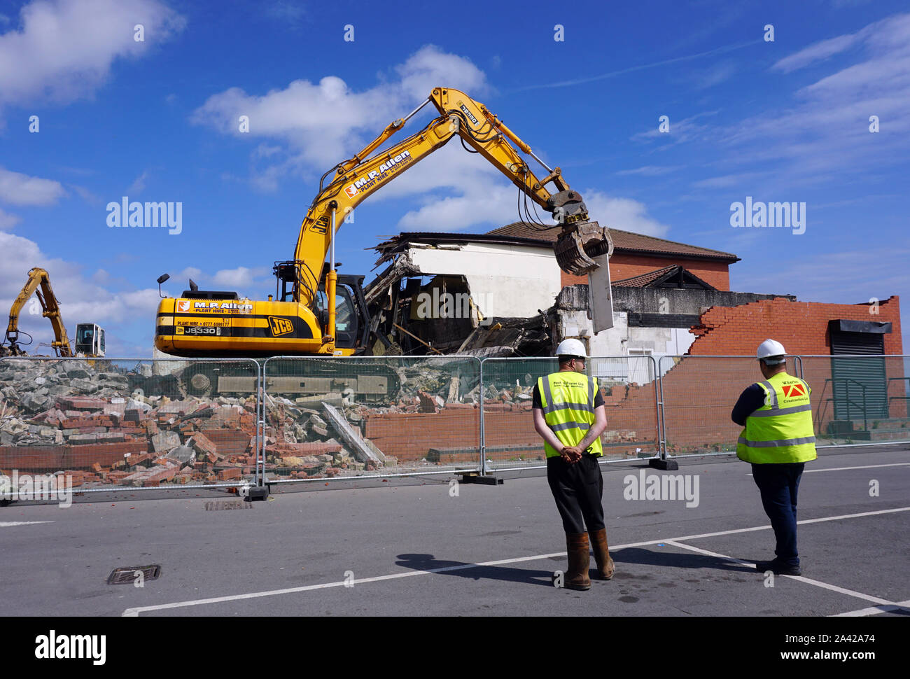 Man demolishing wall hi-res stock photography and images - Alamy