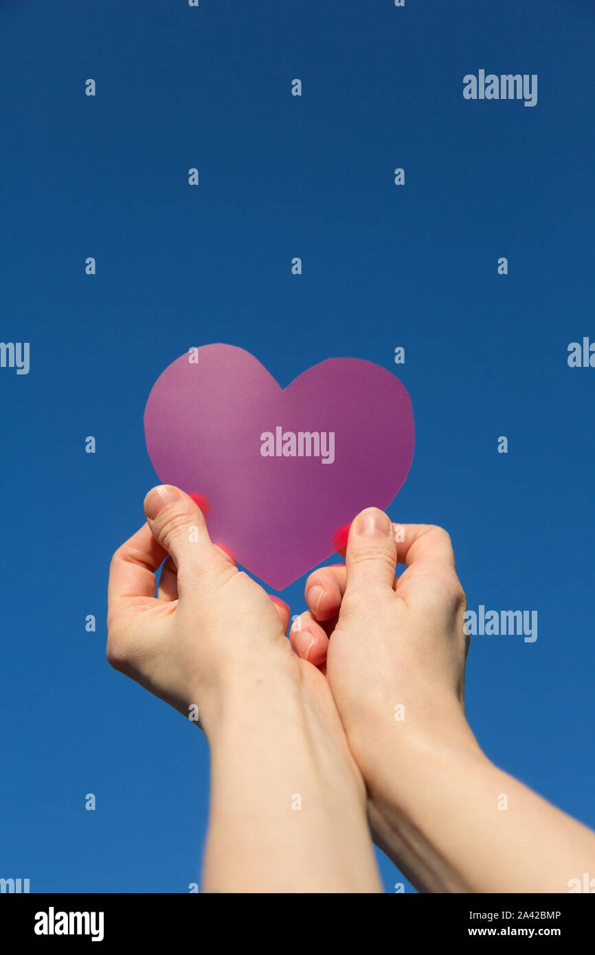 Hand holding a heart Stock Photo - Alamy