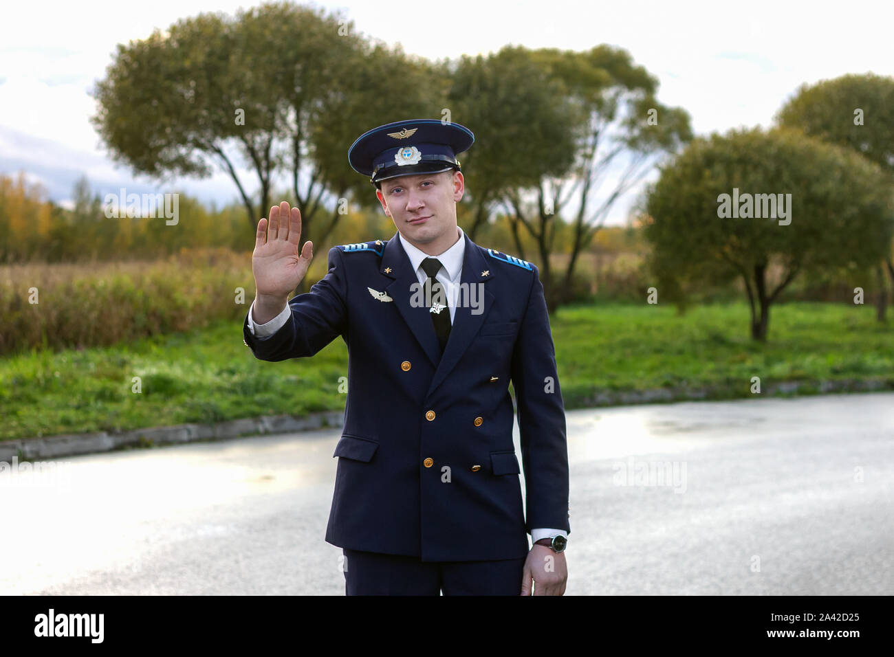 pilot welcomes waving commander airline aviator Stock Photo - Alamy