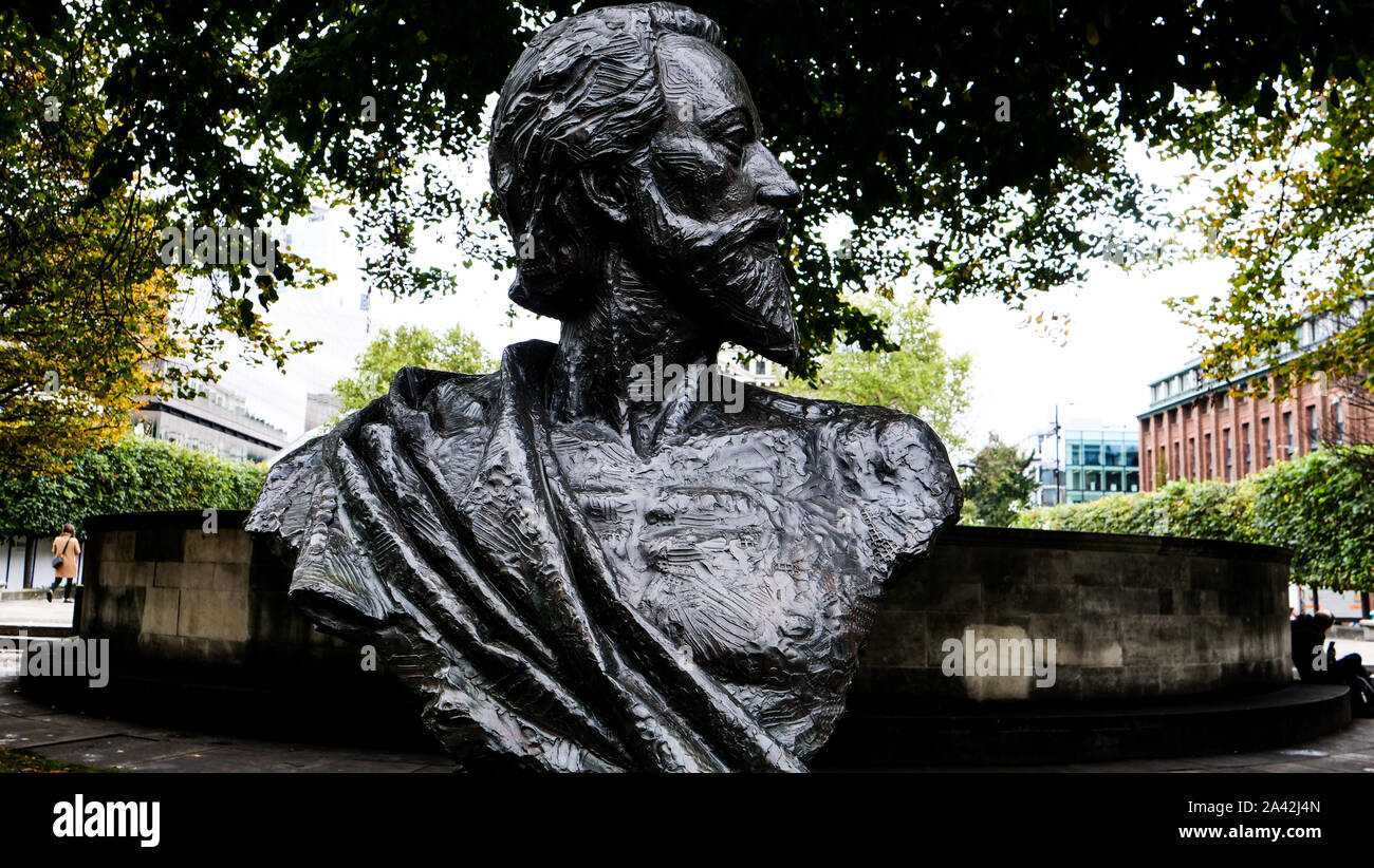John donne statue hi-res stock photography and images - Alamy