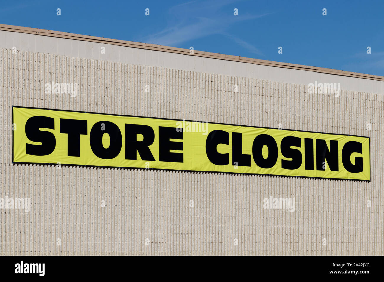 Store Closing sign close up on the side of a business Stock Photo - Alamy