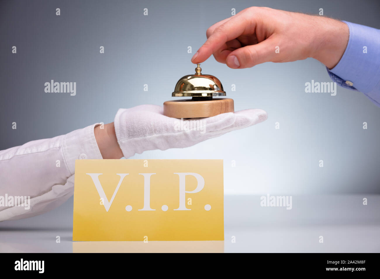 Hotel front desk sign hi-res stock photography and images - Alamy