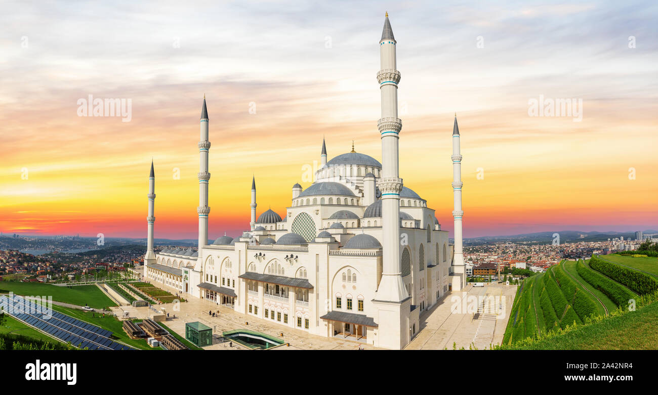 Camlica Mosque at sunset, asian side of Istanbul, Turkey Stock Photo ...