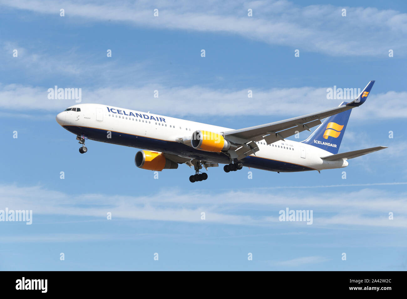 Boeing 767 - MSN 29388 - TF-ISO Airline Icelandair coming down to land ...