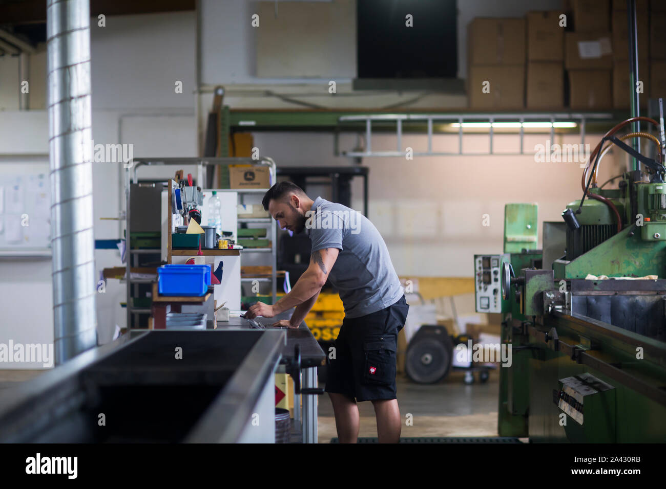 Man working with grinding machine hi-res stock photography and images ...