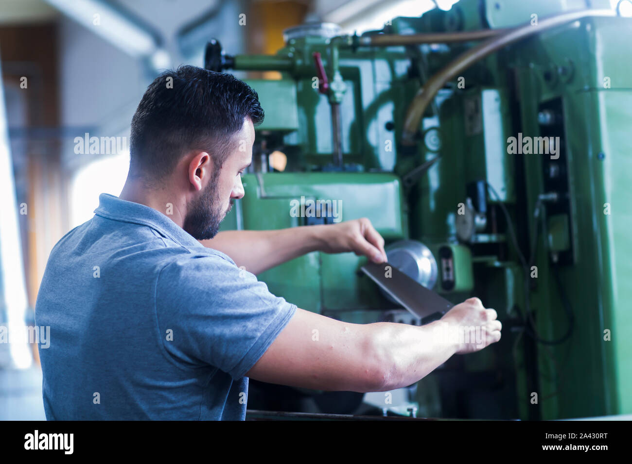 Man working with grinding machine hi-res stock photography and images ...
