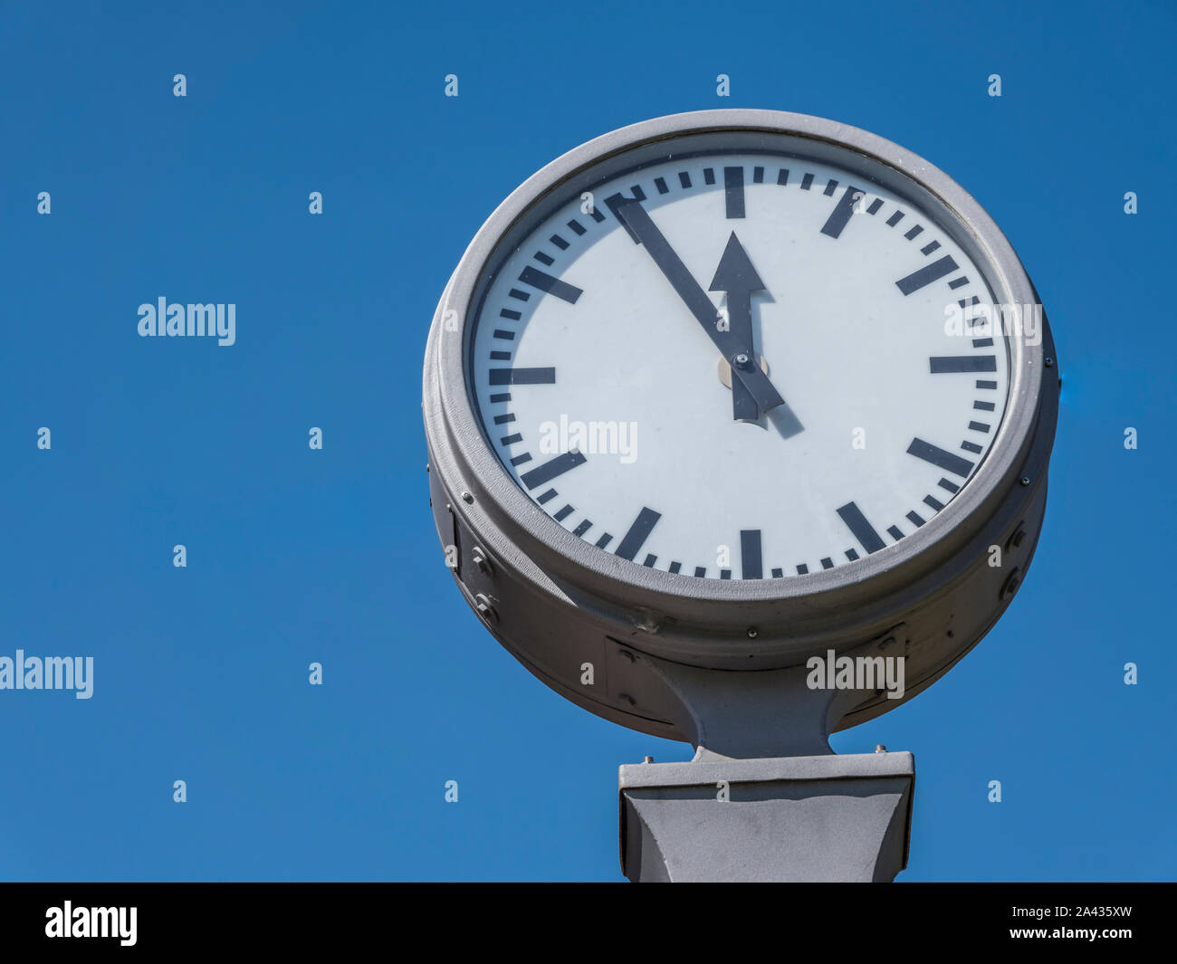 Midnight clock icon hi-res stock photography and images - Alamy