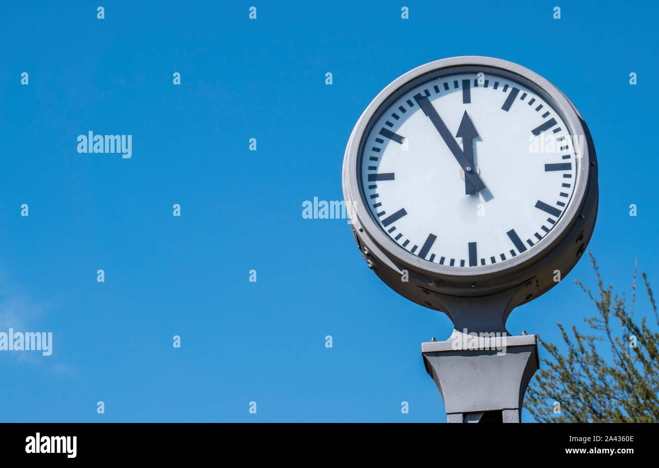 5 to 12 symbolic clock Stock Photo - Alamy