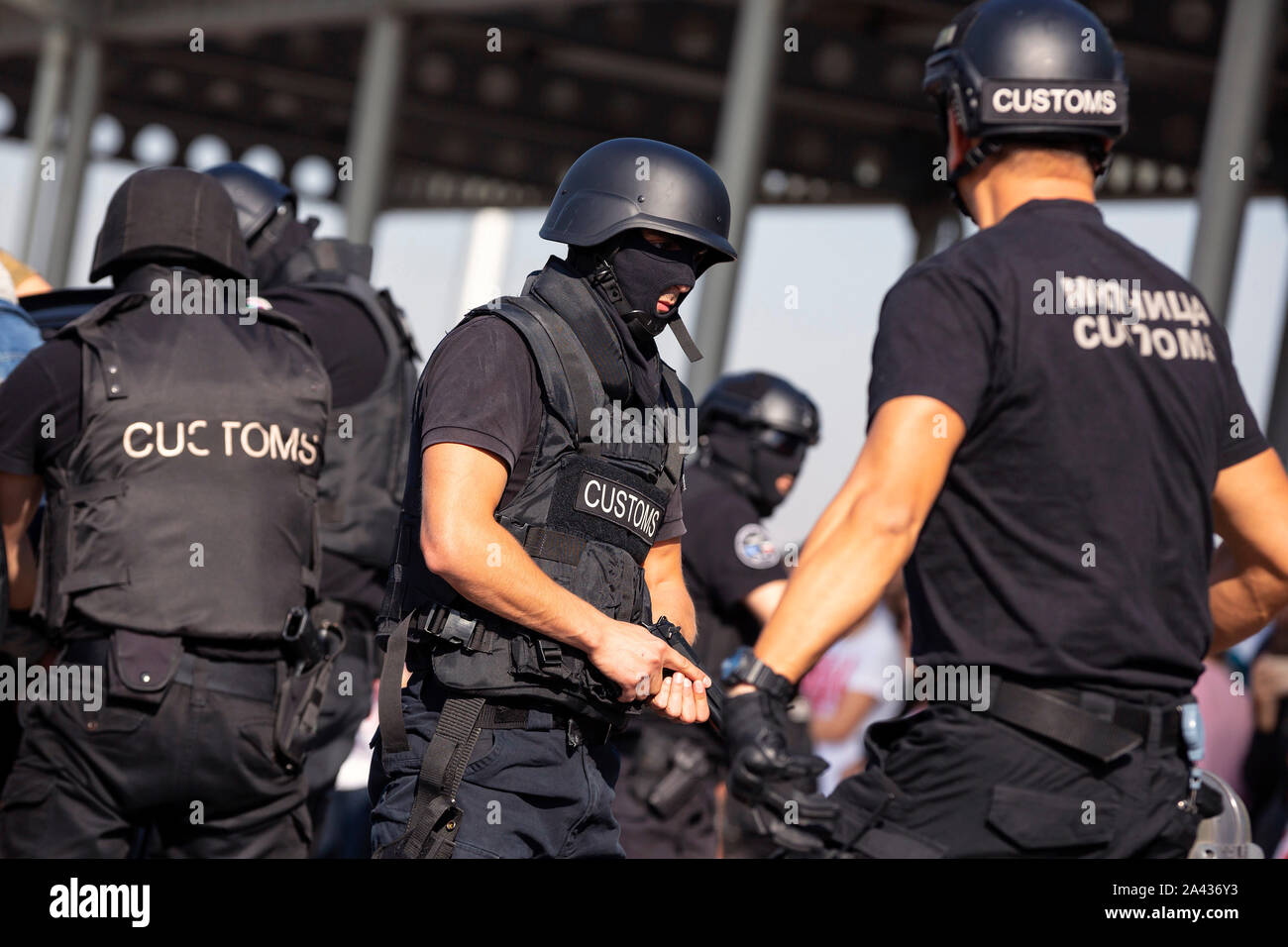 Swat officers in uniform hi-res stock photography and images - Alamy