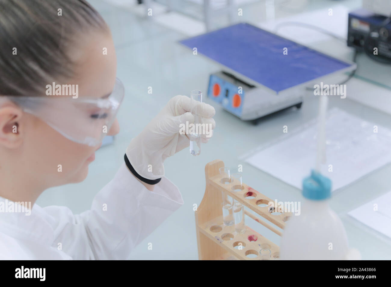 Female scientist doing chemistry experiments hi-res stock photography ...