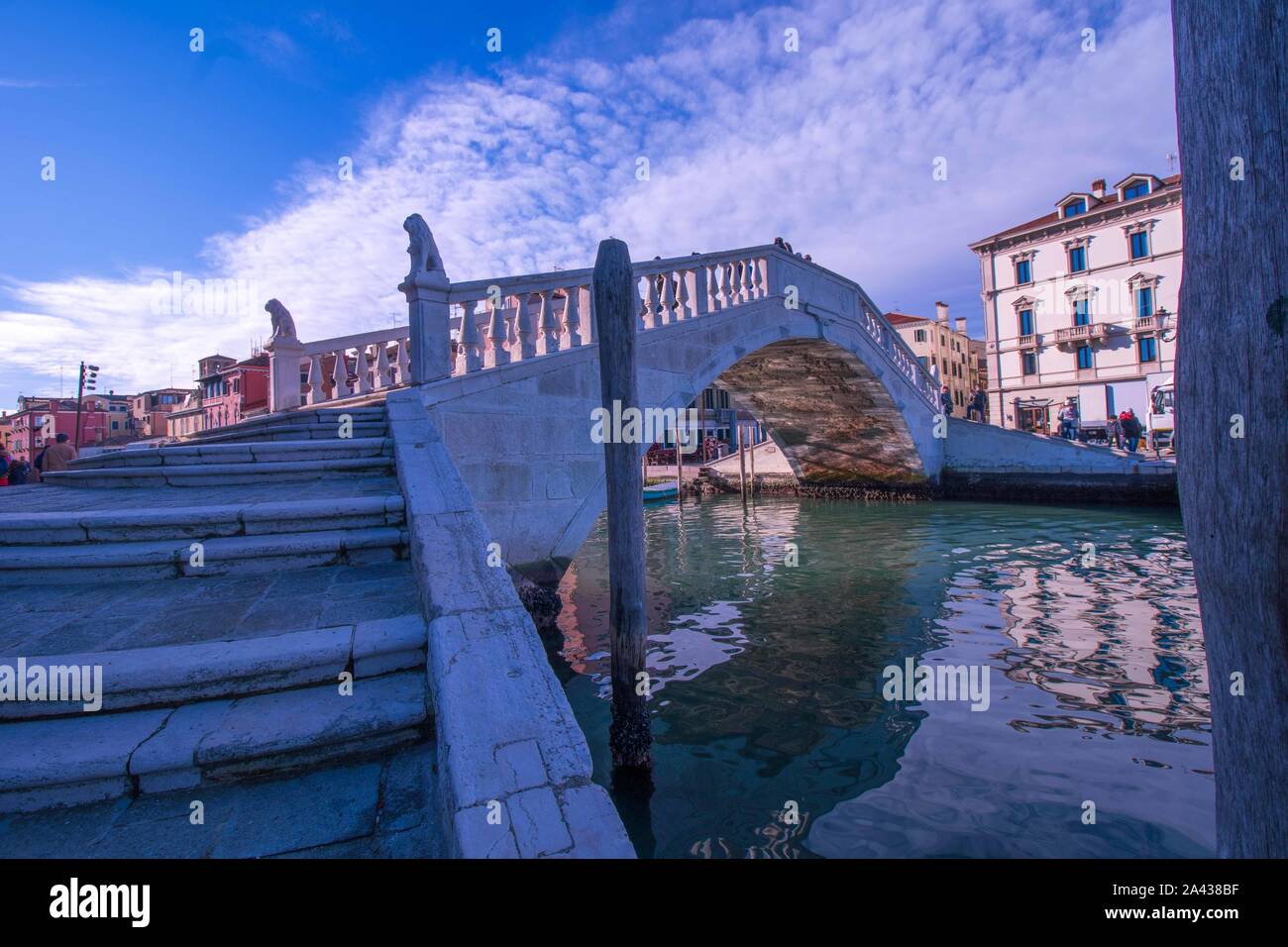 Boats bridge building hi-res stock photography and images - Alamy