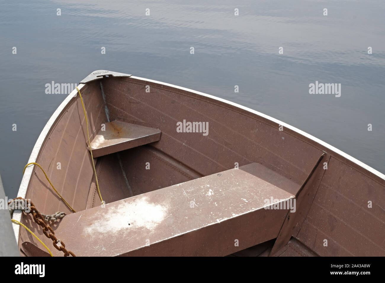 Old pink dinghy/rowboat docked at pier on lake Stock Photo - Alamy