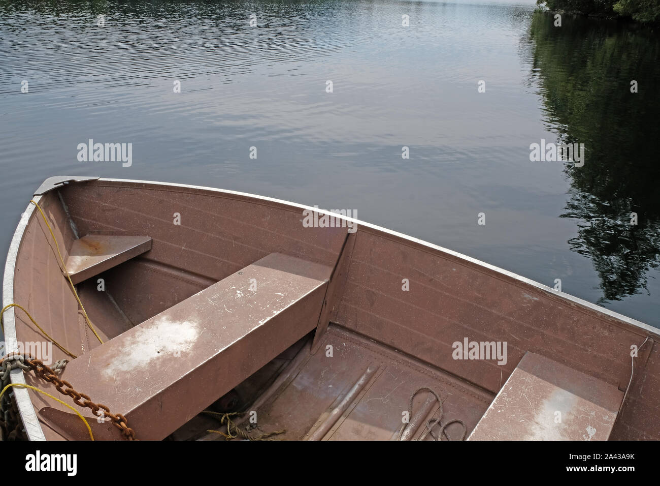Old pink dinghy/rowboat docked at pier on lake Stock Photo - Alamy