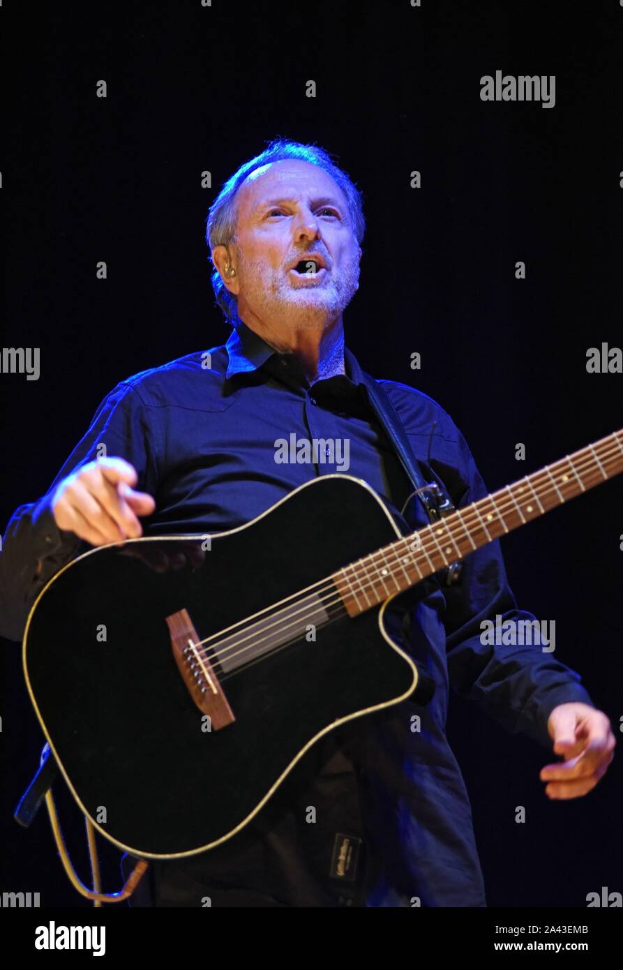 Gatlin brothers in concert hi-res stock photography and images - Alamy