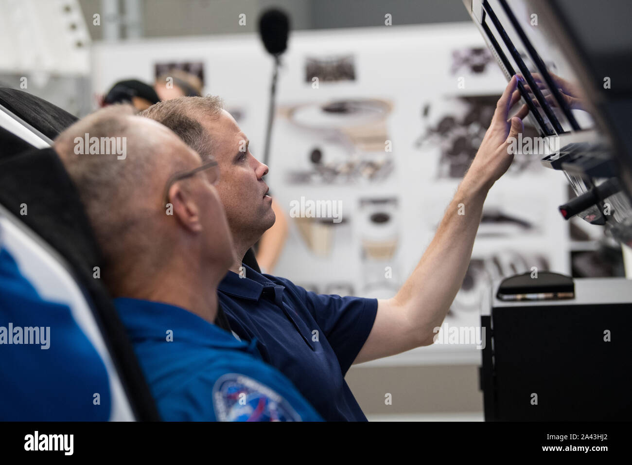 Crew dragon simulation hi-res stock photography and images - Alamy