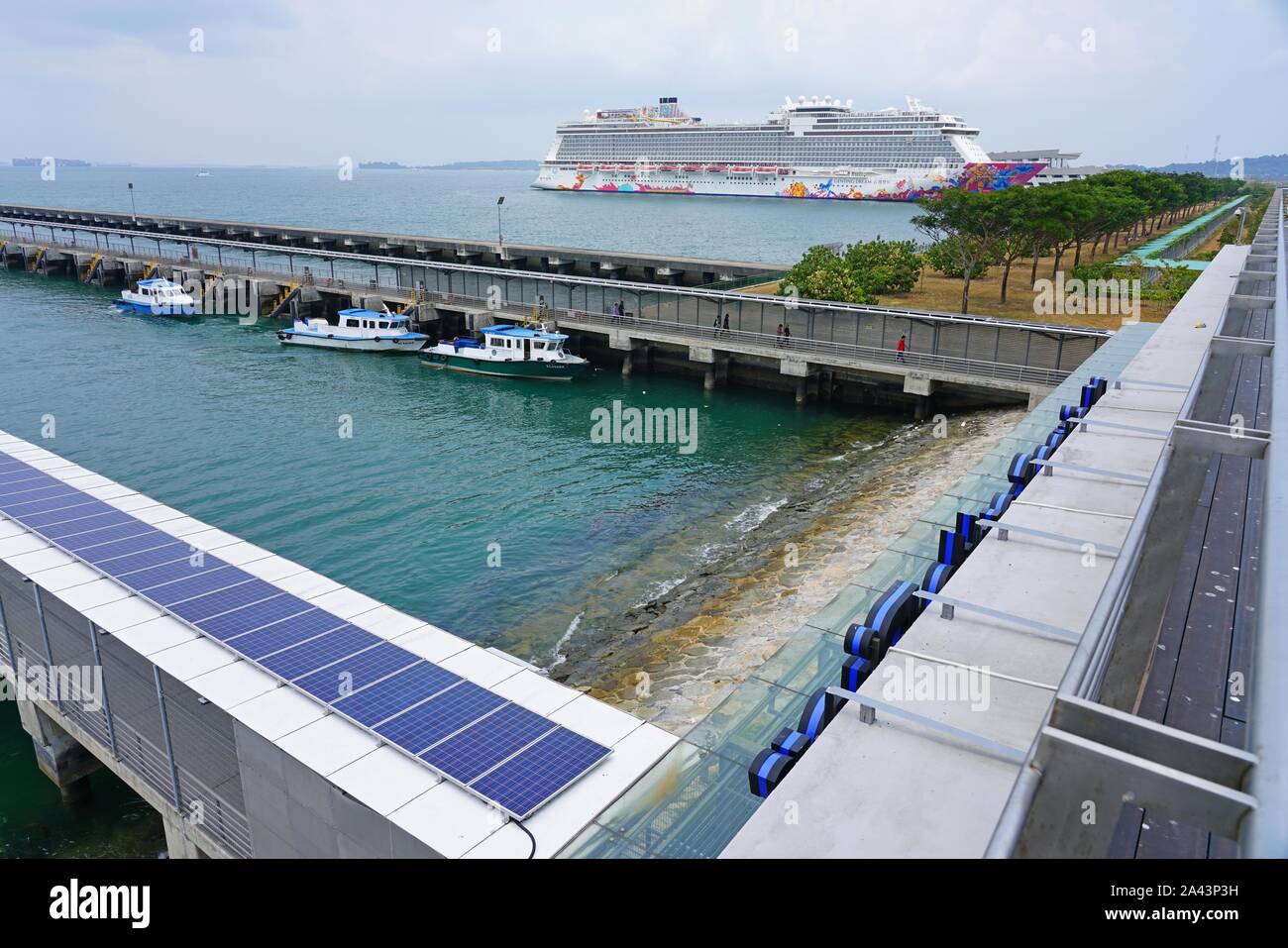 Genting dream cruise ship hi-res stock photography and images - Alamy