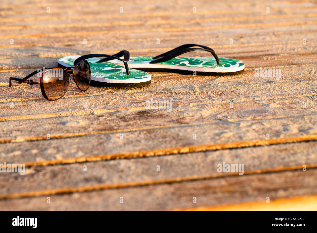 Golden flip flops hi-res stock photography and images - Alamy