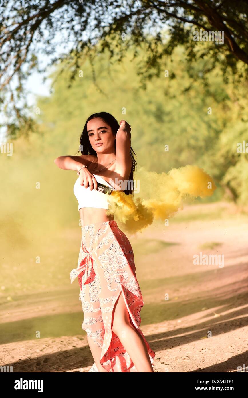 Bombas de humo de colores hi-res stock photography and images - Alamy
