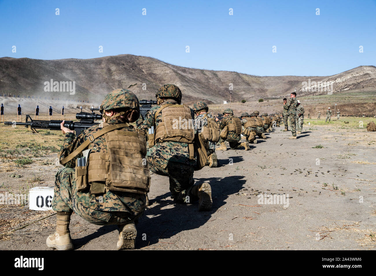 Marines shooting hi-res stock photography and images - Alamy