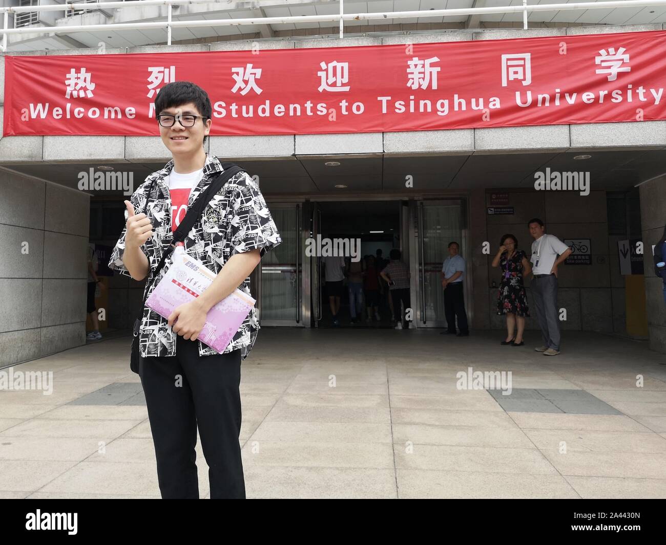 Chinese Go superstar Ke Jie registers as a freshman at the campus of ...