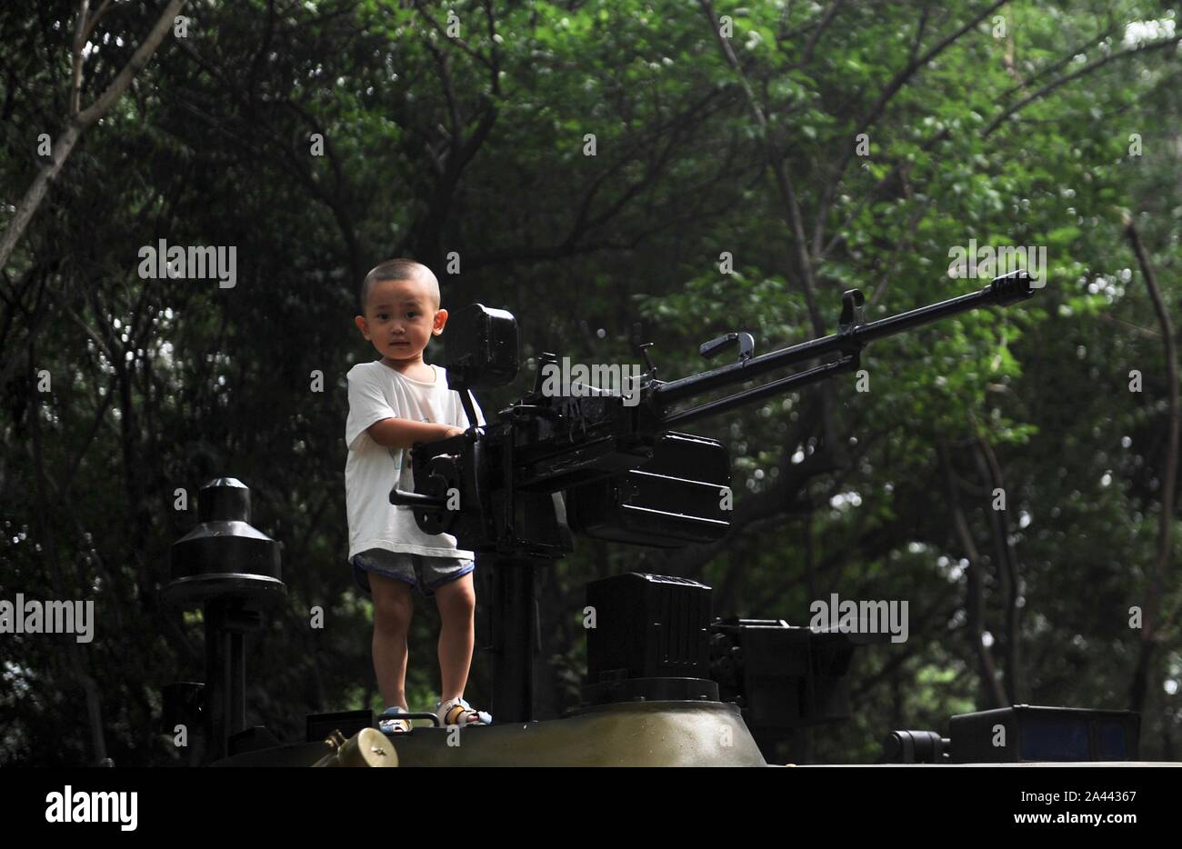 Gun pose hi-res stock photography and images - Alamy