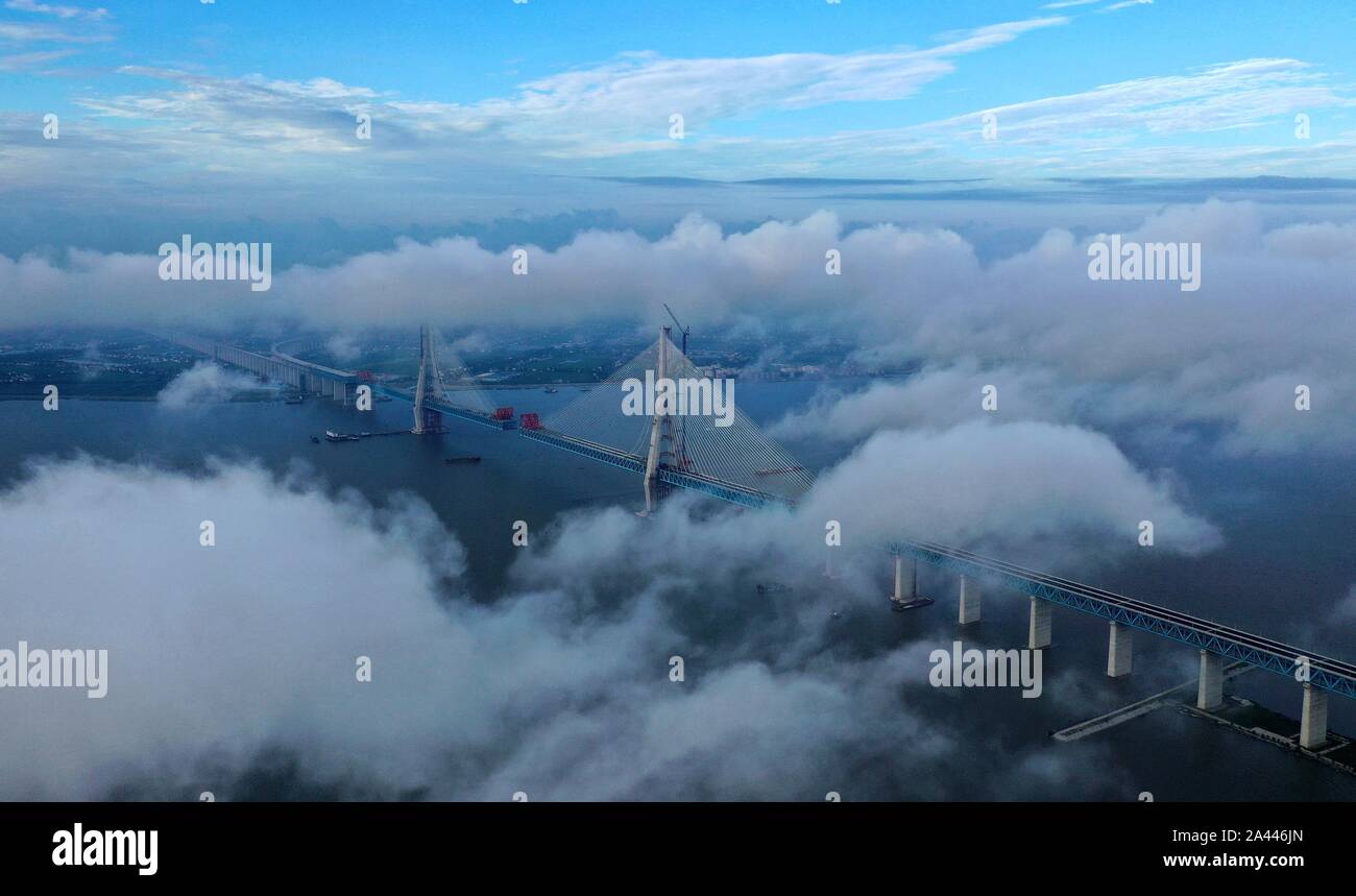 Shanghai nantong yangtze river bridge hi-res stock photography and ...