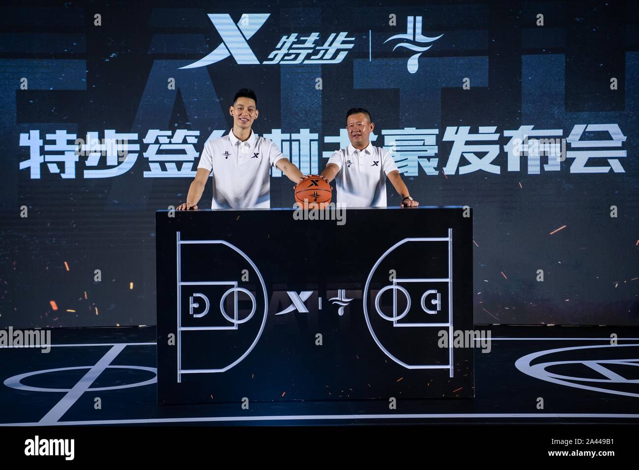 Jeremy Lin, left, signs with Xtep in Guangzhou, south China¯s Guangdong ...