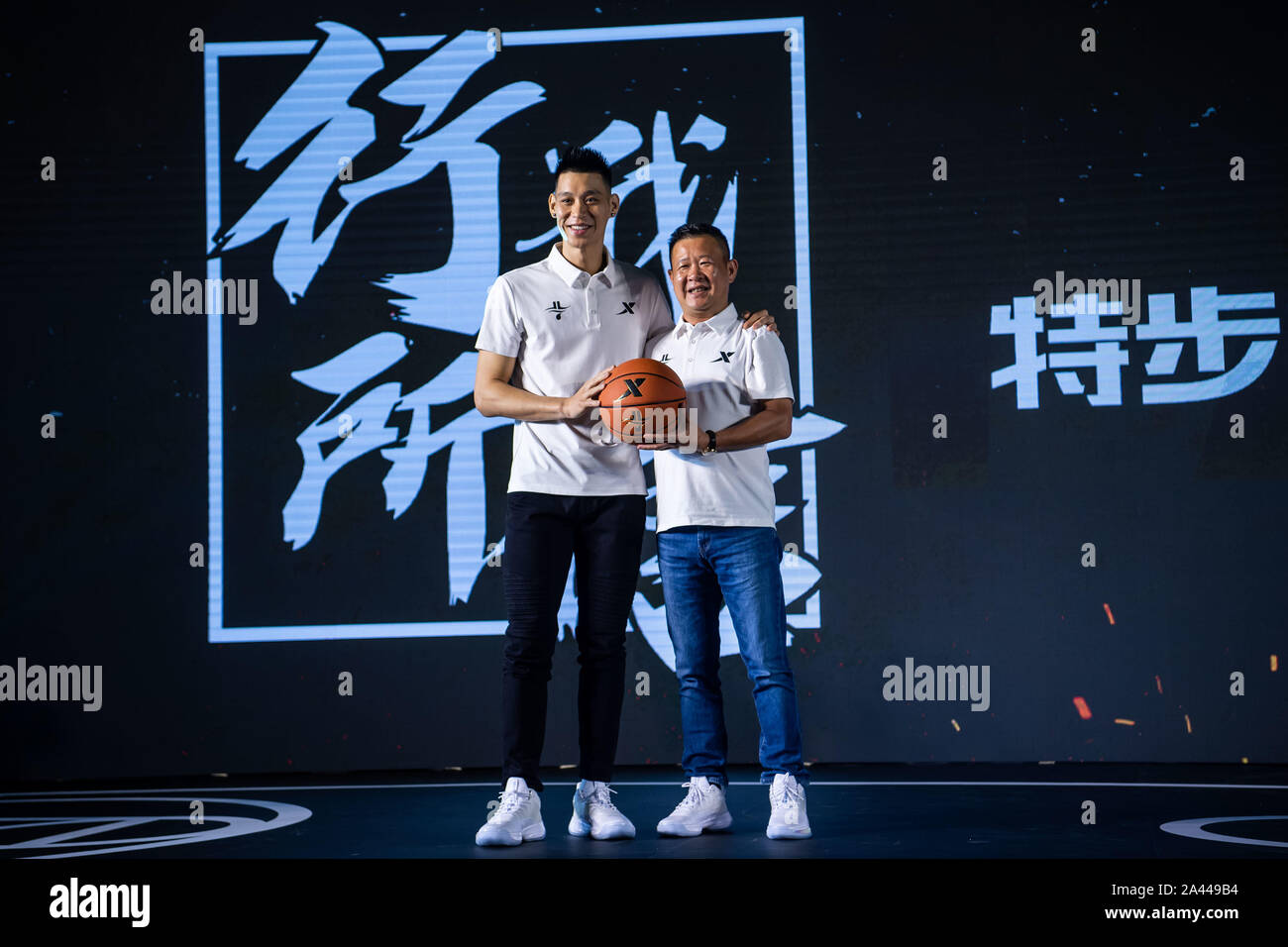 Jeremy Lin, left, signs with Xtep in Guangzhou, south China¯s Guangdong ...