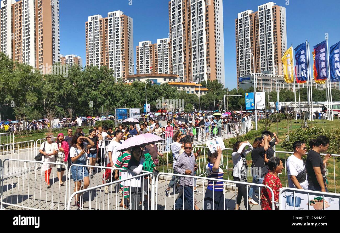 Chinese people wait enter hi-res stock photography and images - Alamy
